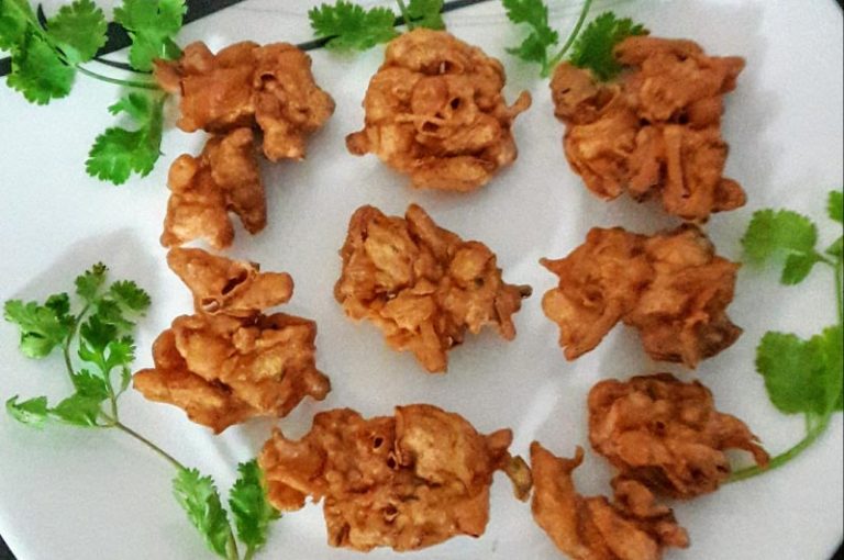 Onion Fritter, South Indian Style Crispy Onion Pakoda | Bachelor Recipe